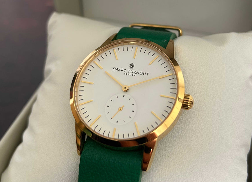 Signature Watch (Gold with White Face) – Smart Turnout